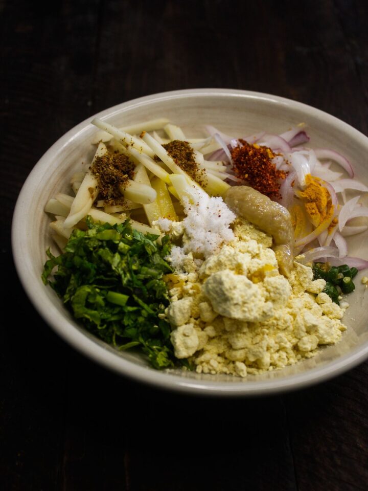 Aloo Pyaz Pakoras: Onion and Potato Fritters - Cooking The Globe