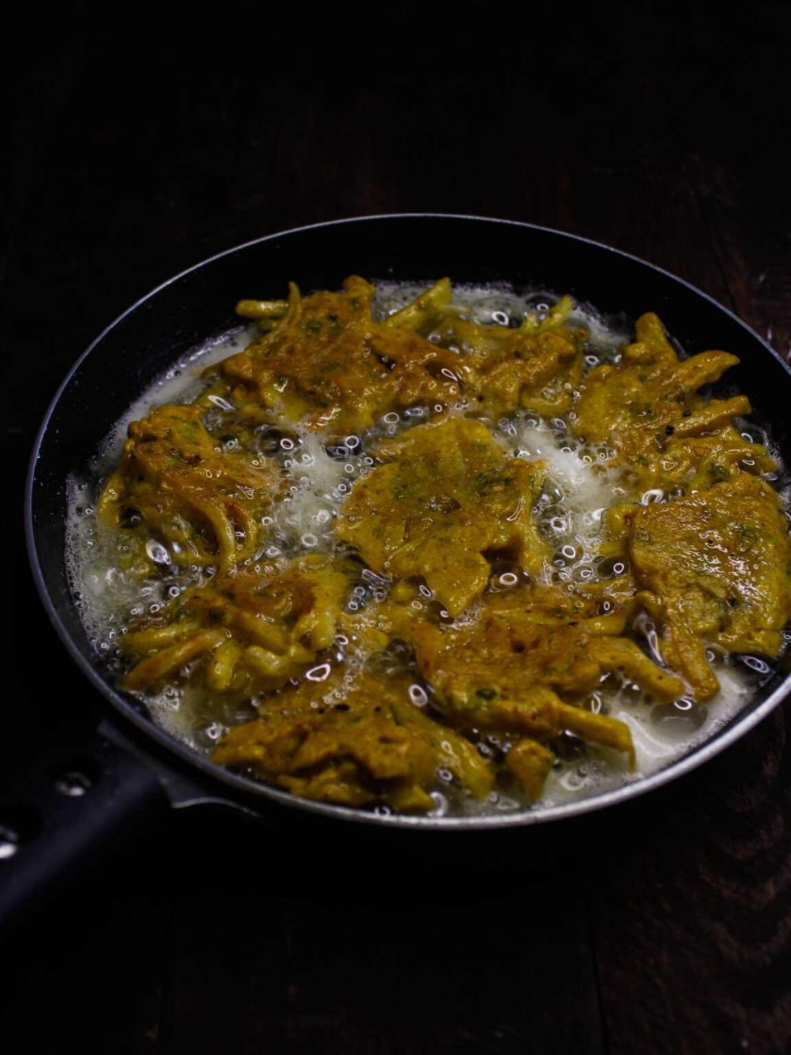 Aloo Pyaz Pakoras: Onion and Potato Fritters - Cooking The Globe