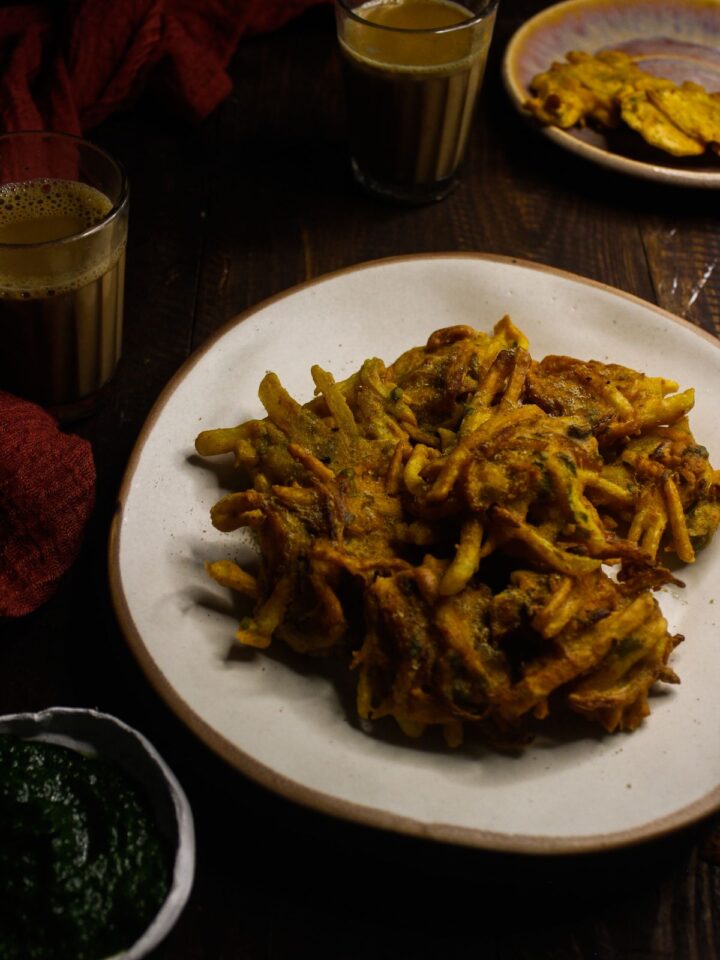 Aloo Pyaz Pakoras: Onion and Potato Fritters - Cooking The Globe