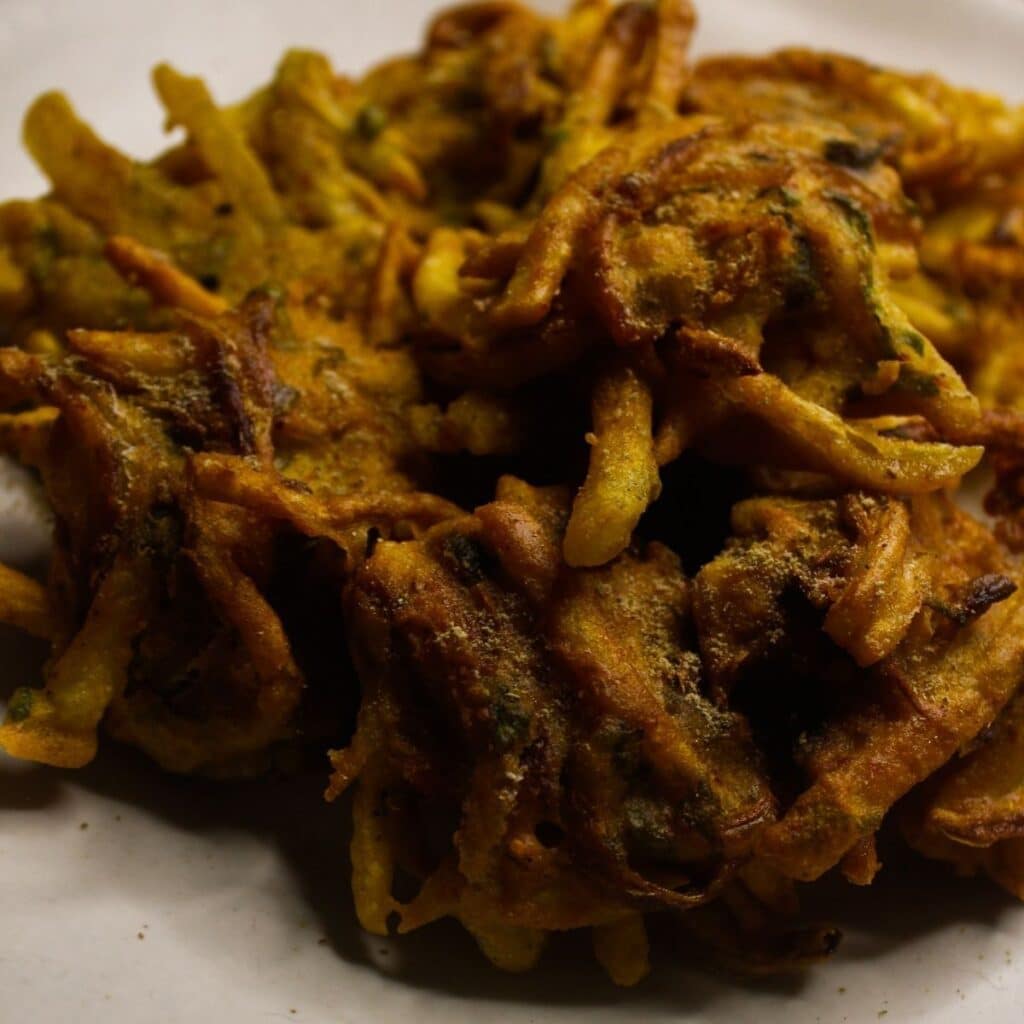 Aloo Pyaz Pakoras: Onion and Potato Fritters - Cooking The Globe