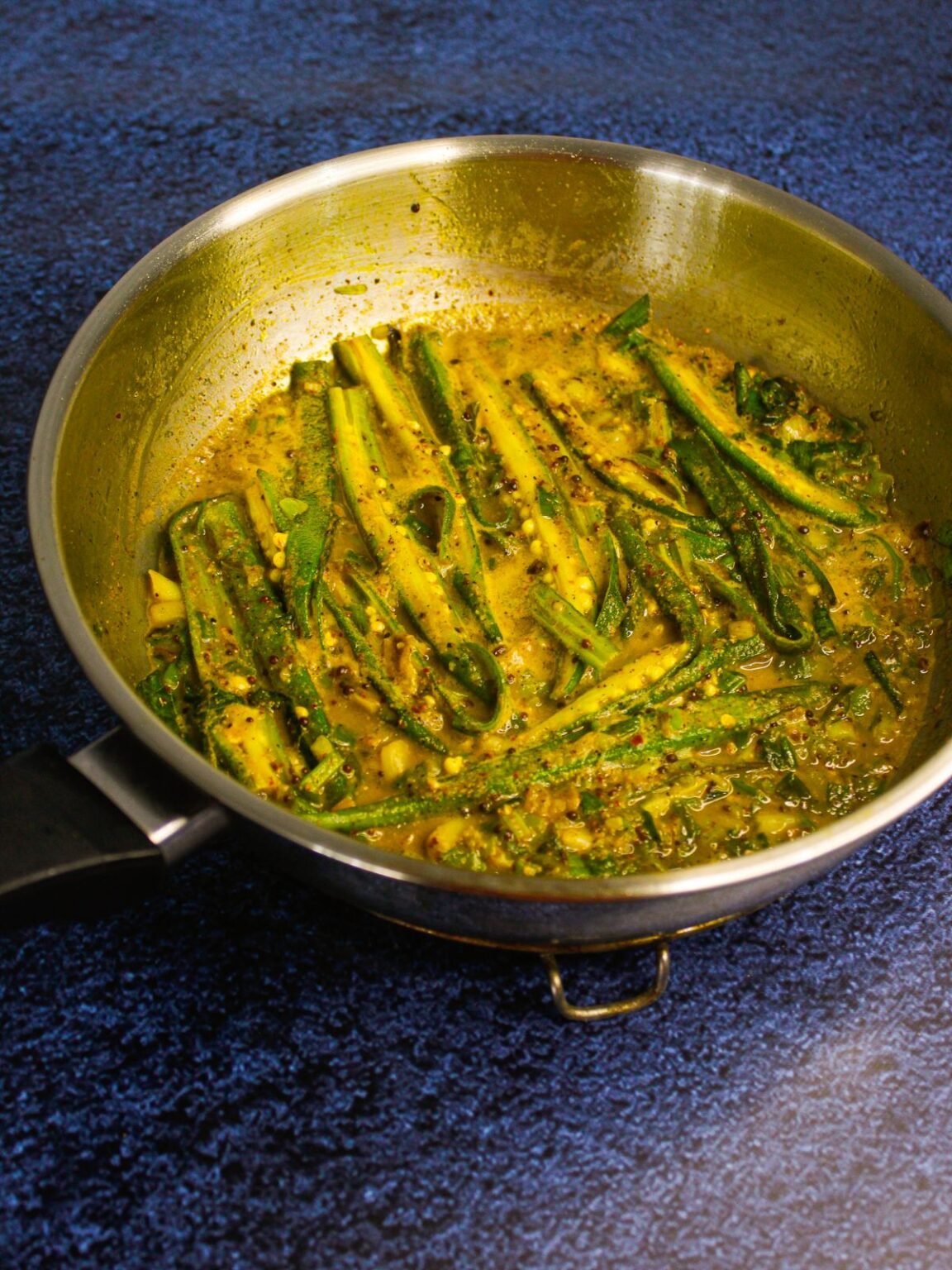 Bandakka Curry: Sri Lankan Okra Curry - Cooking The Globe