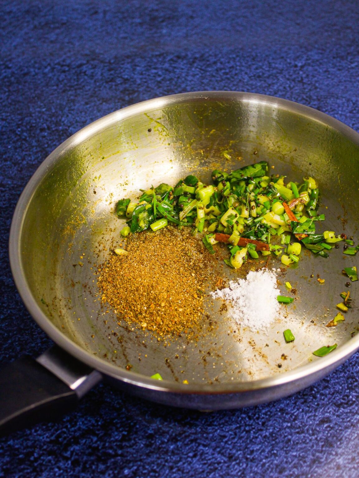 Bandakka Curry: Sri Lankan Okra Curry - Cooking The Globe